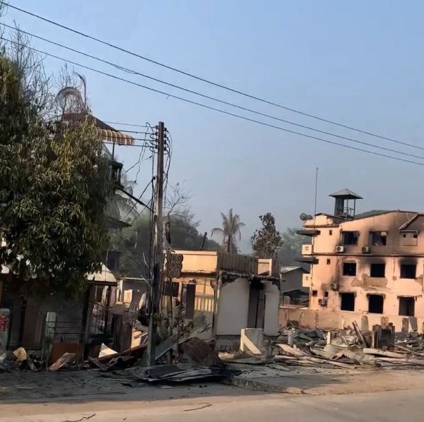 သင်္ဃန်းညီနောင်တွင် စစ်ကောင်စီတပ်လက်နက်ကြီးကြောင့် နေအိမ် ၅၀ ခန့်မီးလောင် Bur Mizzima Com