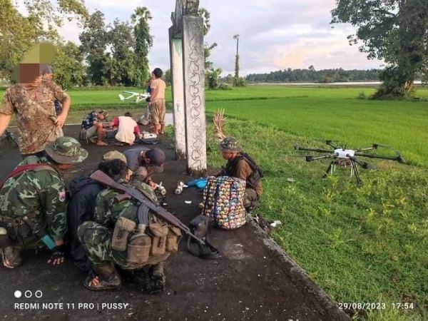ဗိုလ်ချုပ်ကြီး မြထွန်းဦးနှင့် အဖွဲ့ မုဒုံ လေဆိပ်စီမံကိန်းသို့လာရောက်စဉ် ဒရုန်းဖြင့် တိုက်ခိုက