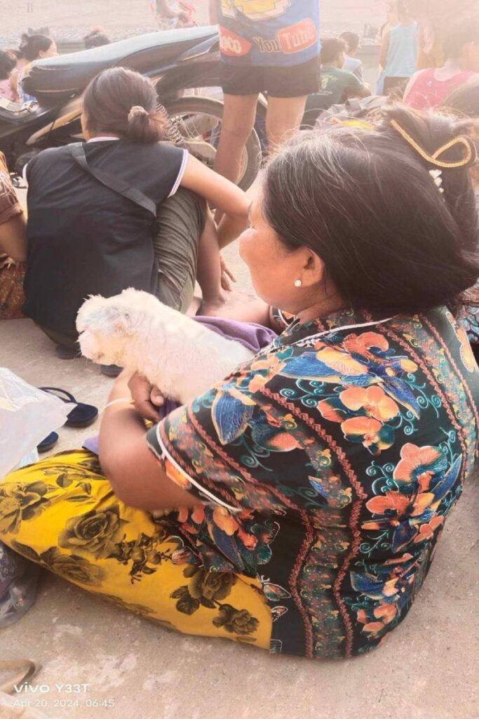 တိုက်ပွဲပြင်းထန်နေ၍ မြဝတီဒေသခံများ သောင်းရင်းမြစ်အနီး တိမ်းရှောင် Bur