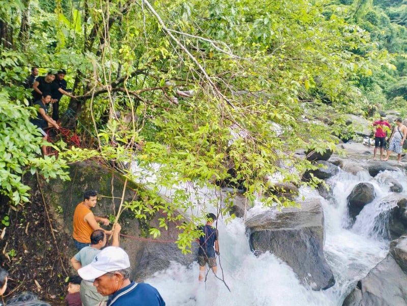 ပေါင်၊ ဆင်ရွာရေတံခွန်၌ ရေနစ်သေဆုံးခဲ့သည့် မိန်းကလေးငယ်ကို ဆယ်ယူရရှိ Bur Mizzima Com