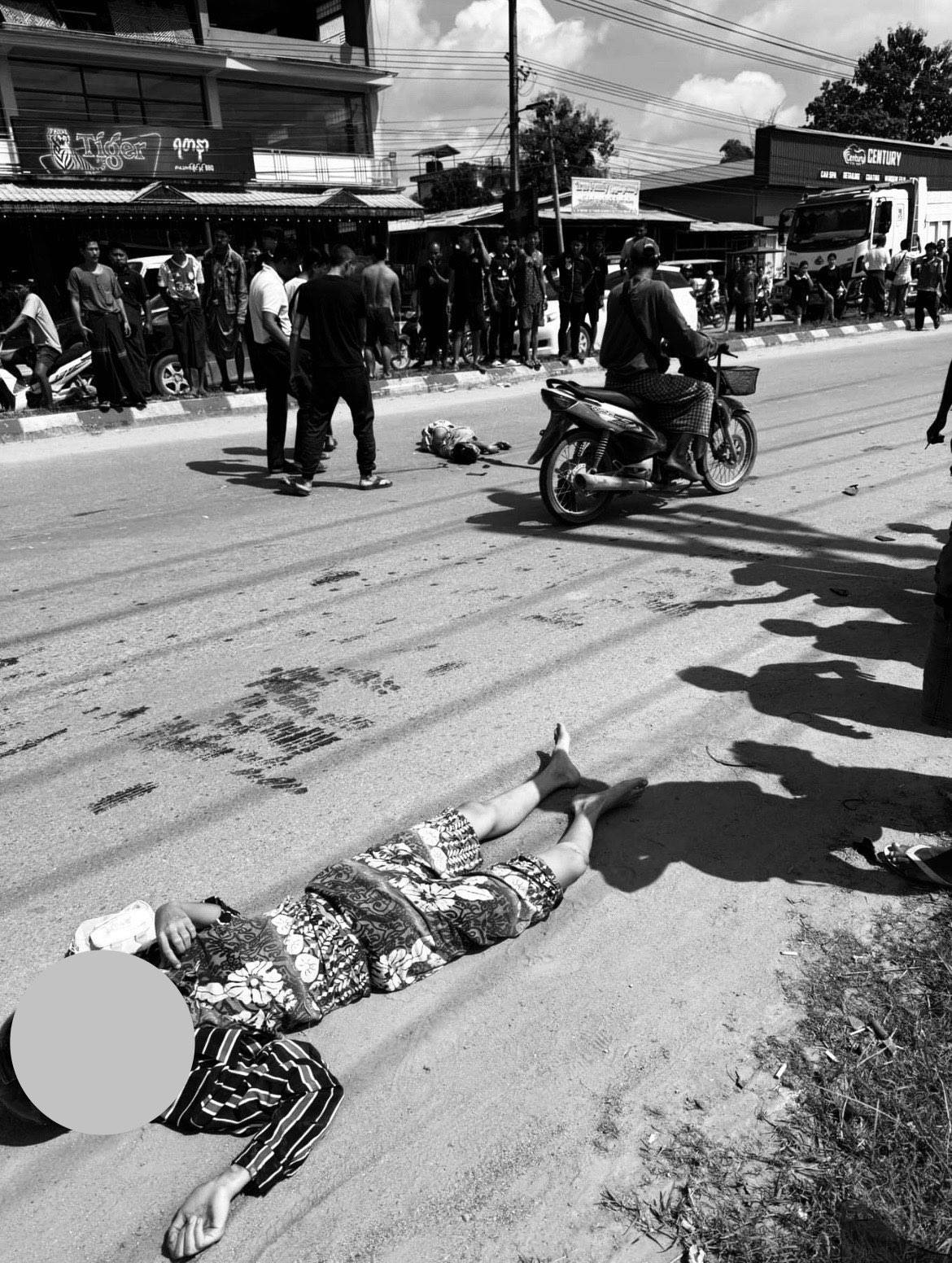 မြဝတီတွင် BGF များစီးနင်းလာသည့်ကားက ဆိုင်ကယ်ကိုဝင်တိုက်သဖြင့် လူငယ် ၂ ဦးသေဆုံး - BUR.MIZZIMA.COM