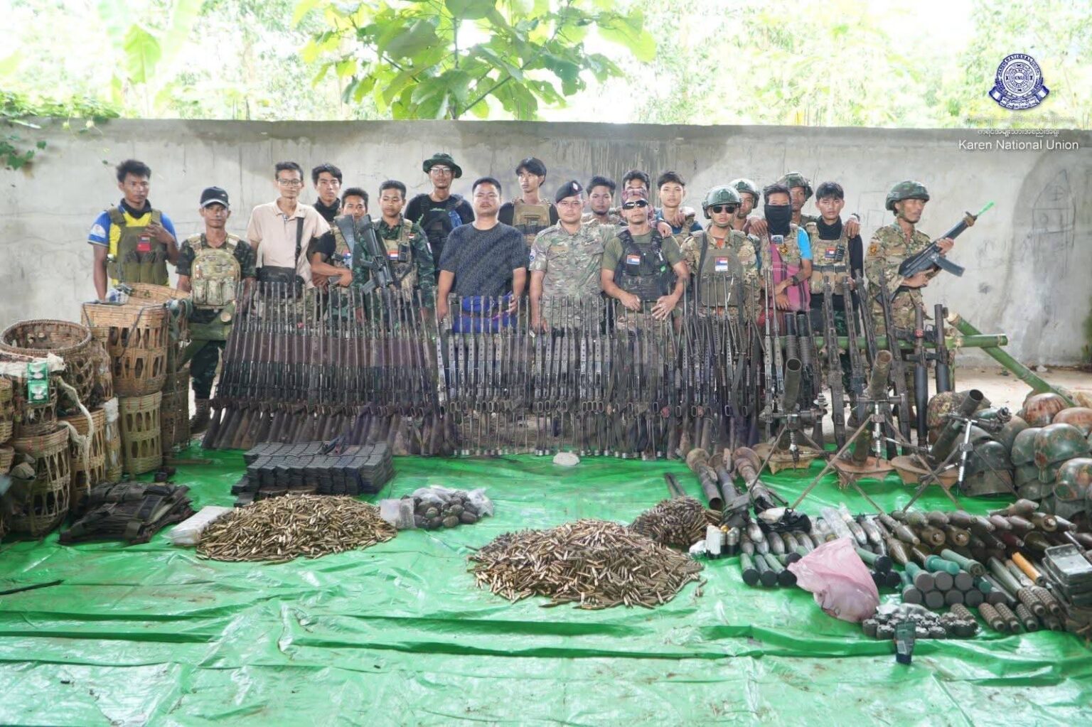 ဥကရစ်ထ စခန်းကို သိမ်းပိုက်အပြီး သိမ်းဆည်းရမိသည့် လက်နက်များ Knu ထုတ်ပြန