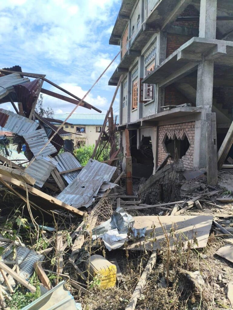 မင်းတပ်မြို့ကို စစ်အုပ်စုတပ် ဗုံးကြဲ၍ နေအိမ်နှင့်အဆောက်အအုံများ ပျက်စီး Bur Mizzima Com